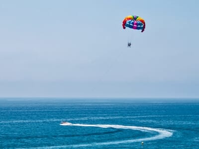 Parachute Ascensionnel : envolez-vous au-dessus de la mer